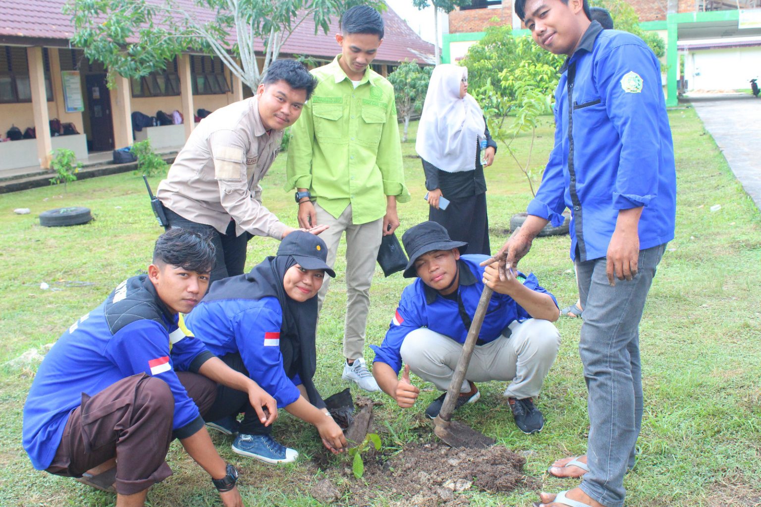 Peduli Lingkungan, Mahasiswa Baru Peserta PBAK Adakan Penanaman Pohon Di lingkungan STAIN ...